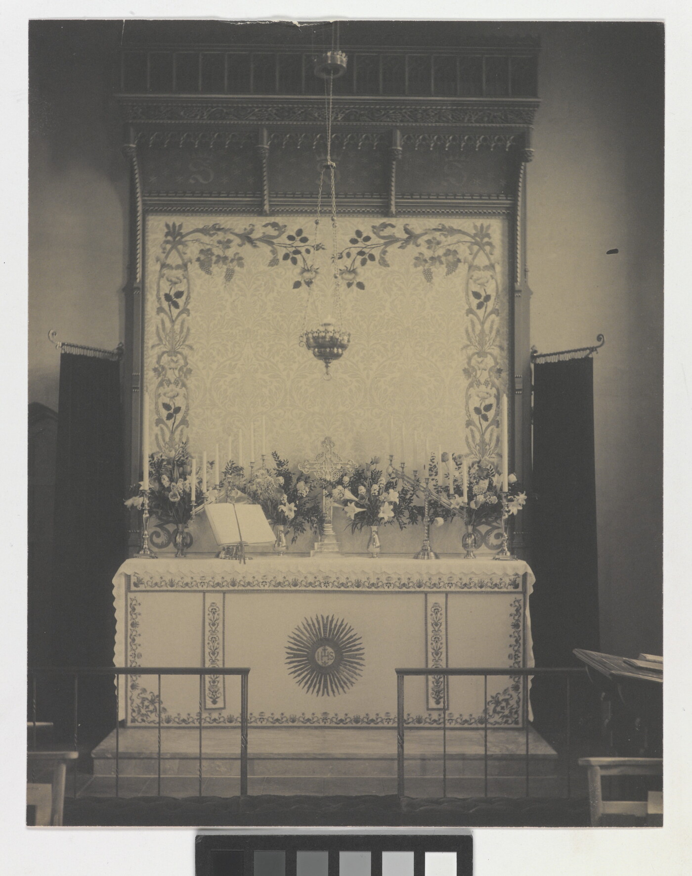 [Chapel altar, Grace Church, Colorado Springs, Colorado] | Amon Carter ...