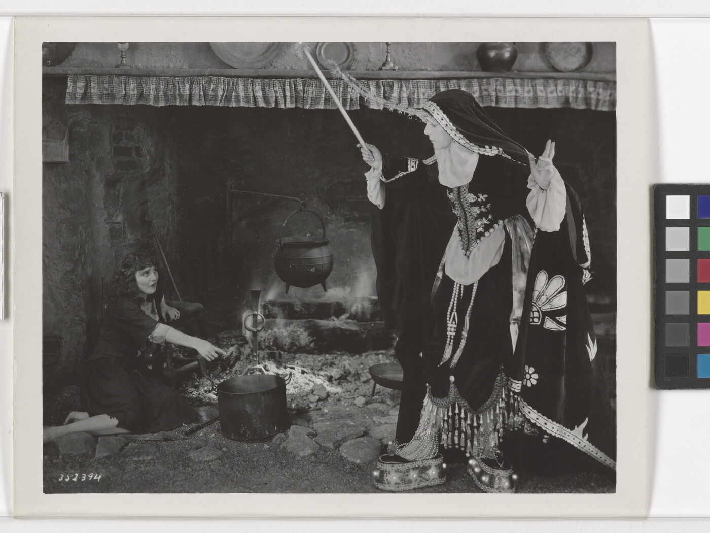 [Agnes Ayres and Kathlyn Williams in Cinderella sequence, "Forbidden ...