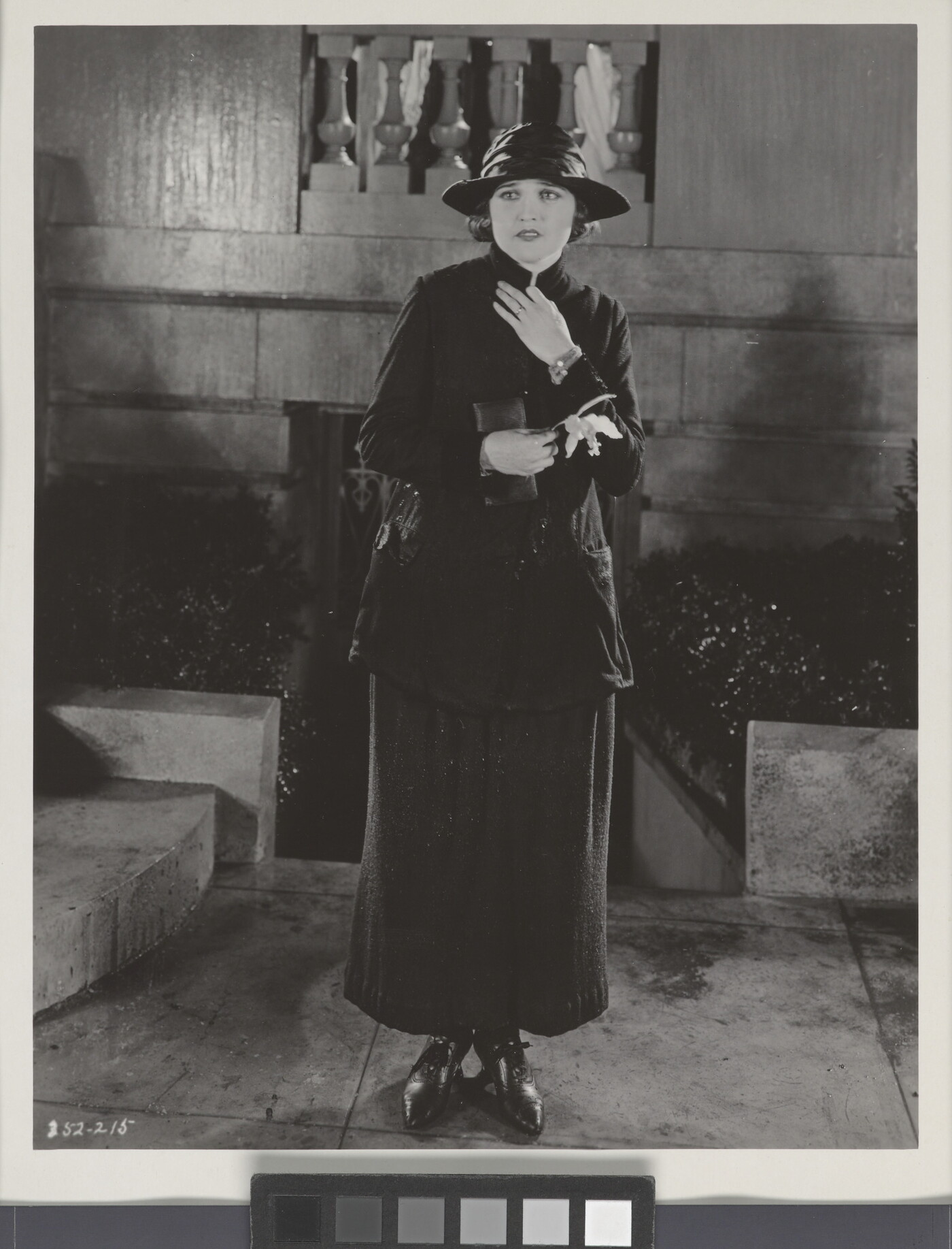 [Agnes Ayres in coat and hat, holding lily, "Forbidden Fruit"] | Amon ...