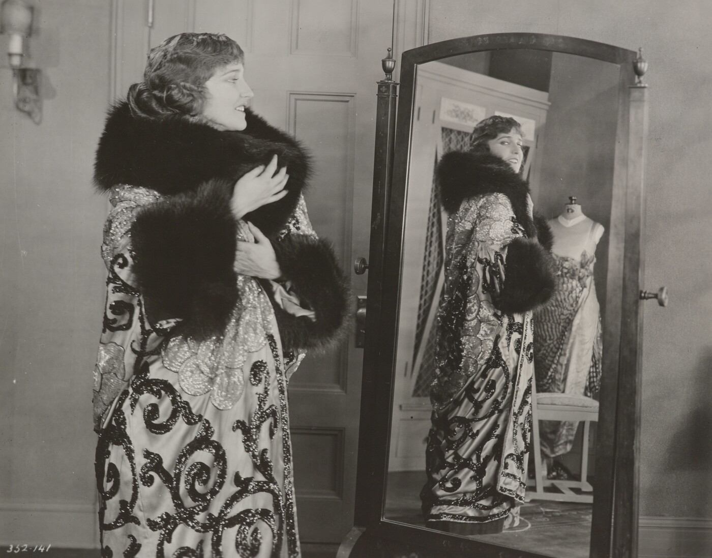 [Agnes Ayres modelling in mirror, "Forbidden Fruit"] | Amon Carter ...