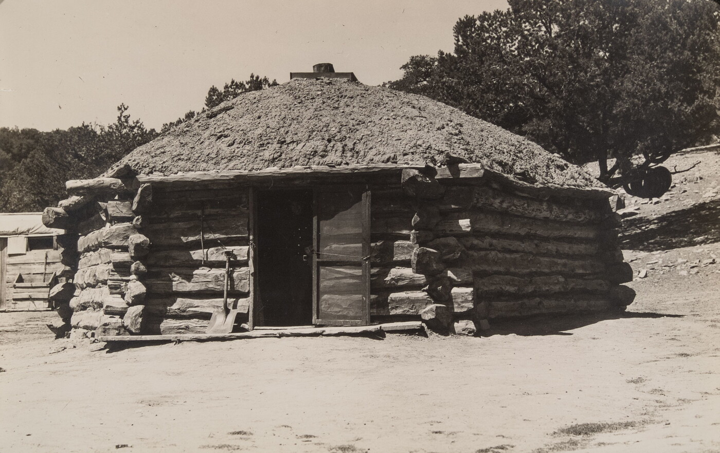 [Log hogan with mud roof] | Amon Carter Museum of American Art