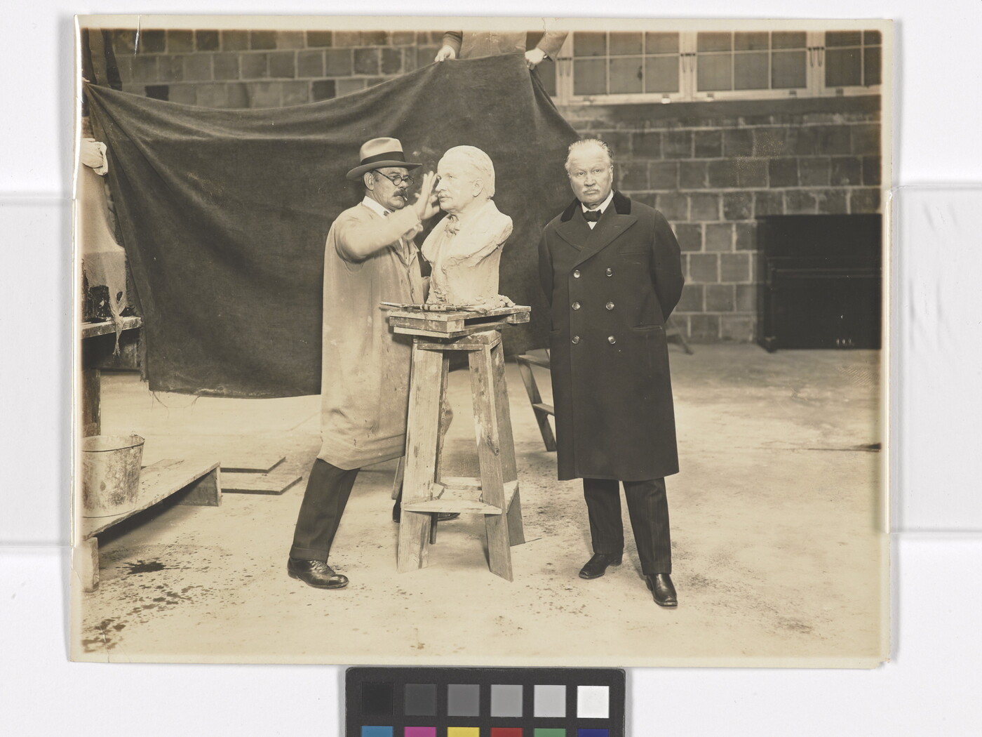 [Gutzon Borglum sculpting bust of Gordon Lillie, "Pawnee Bill"] | Amon ...