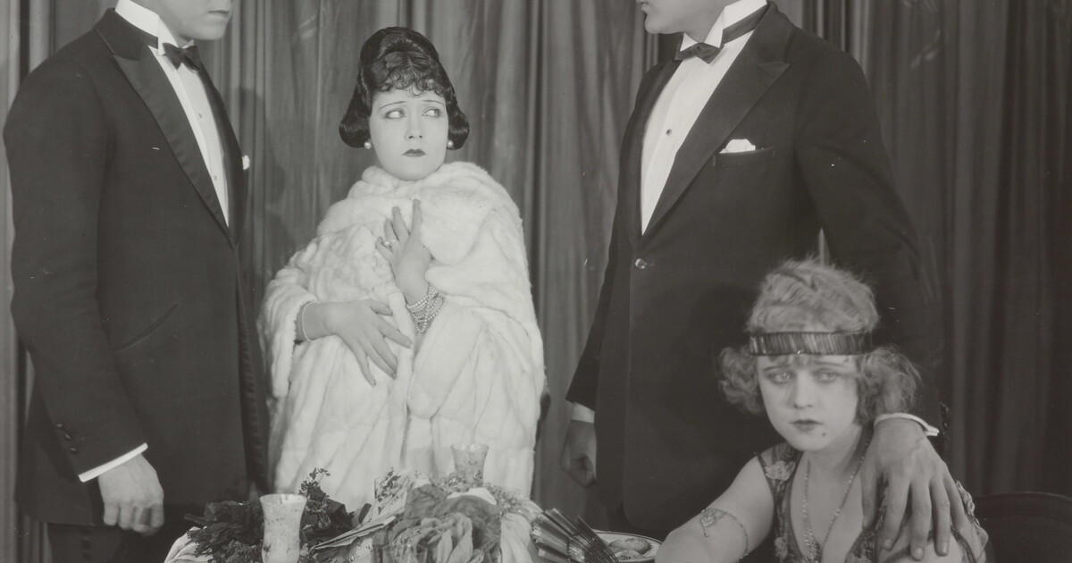 [Elliot Dexter, Gloria Swanson, Wallace Reid and Wanda Hawley around ...