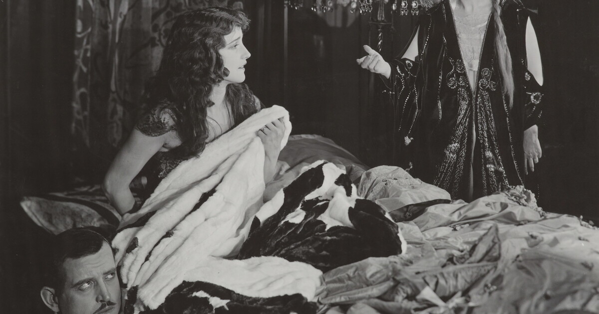 [Agnes Ayres hiding Clarence Burton from Kathlyn Williams in robbery ...