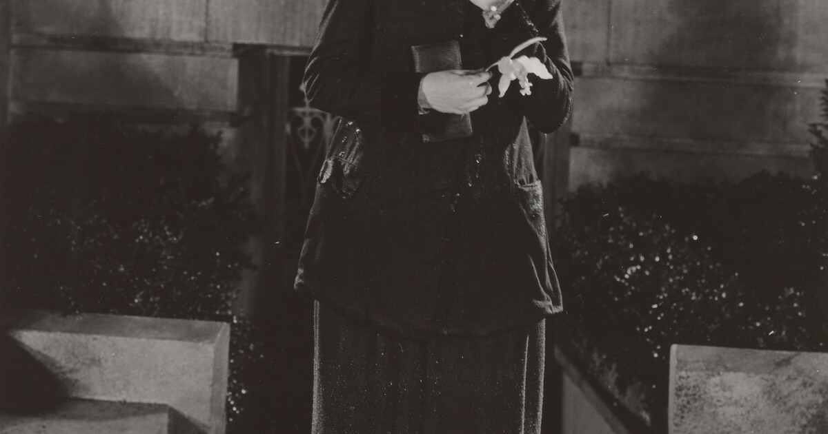 [Agnes Ayres in coat and hat, holding lily, "Forbidden Fruit"] | Amon ...