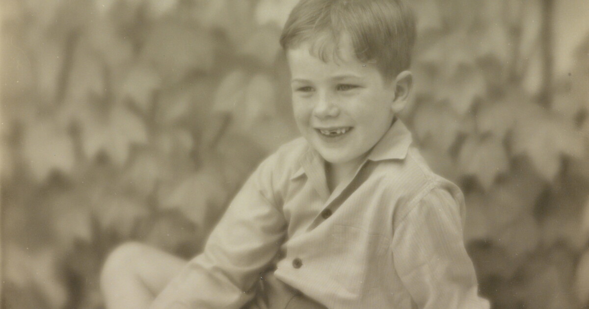 [Boy sitting by ivy] | Amon Carter Museum of American Art