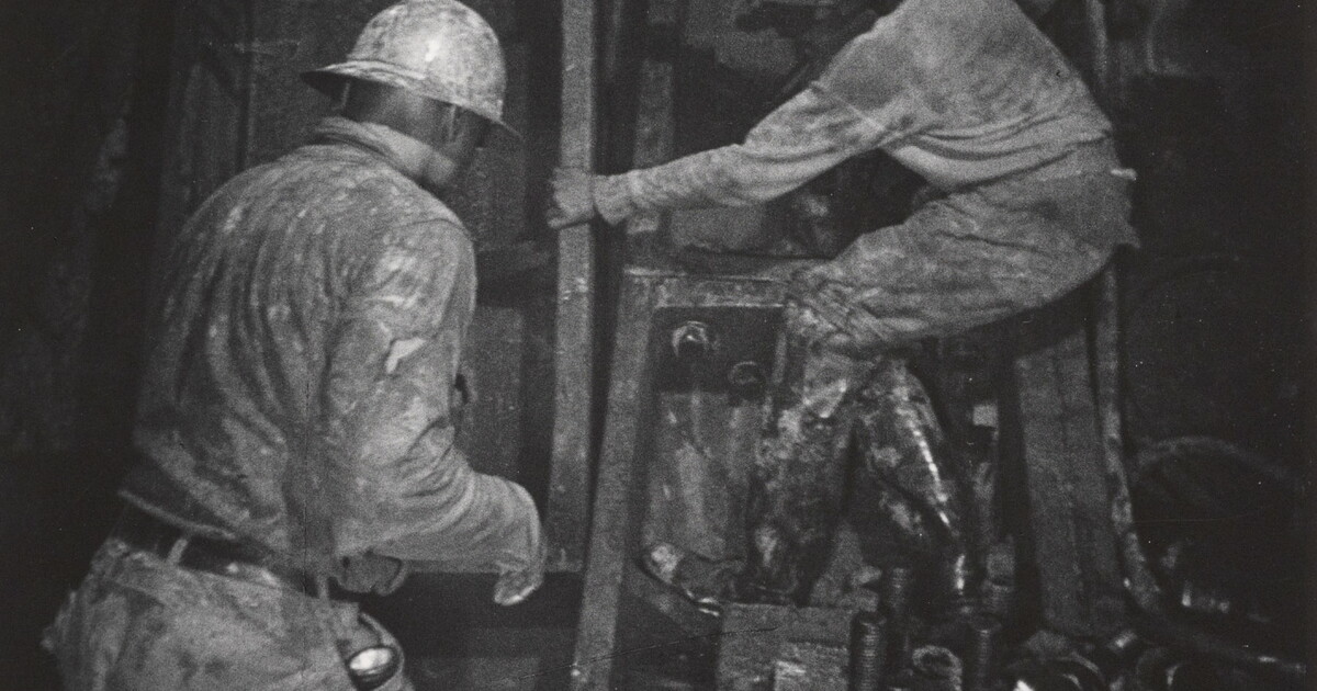 Sandhogs Constructing the Midtown Tunnel under the East River in New ...