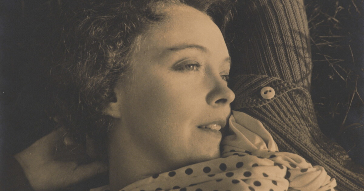 [Lillian Gish lying in grass] | Amon Carter Museum of American Art