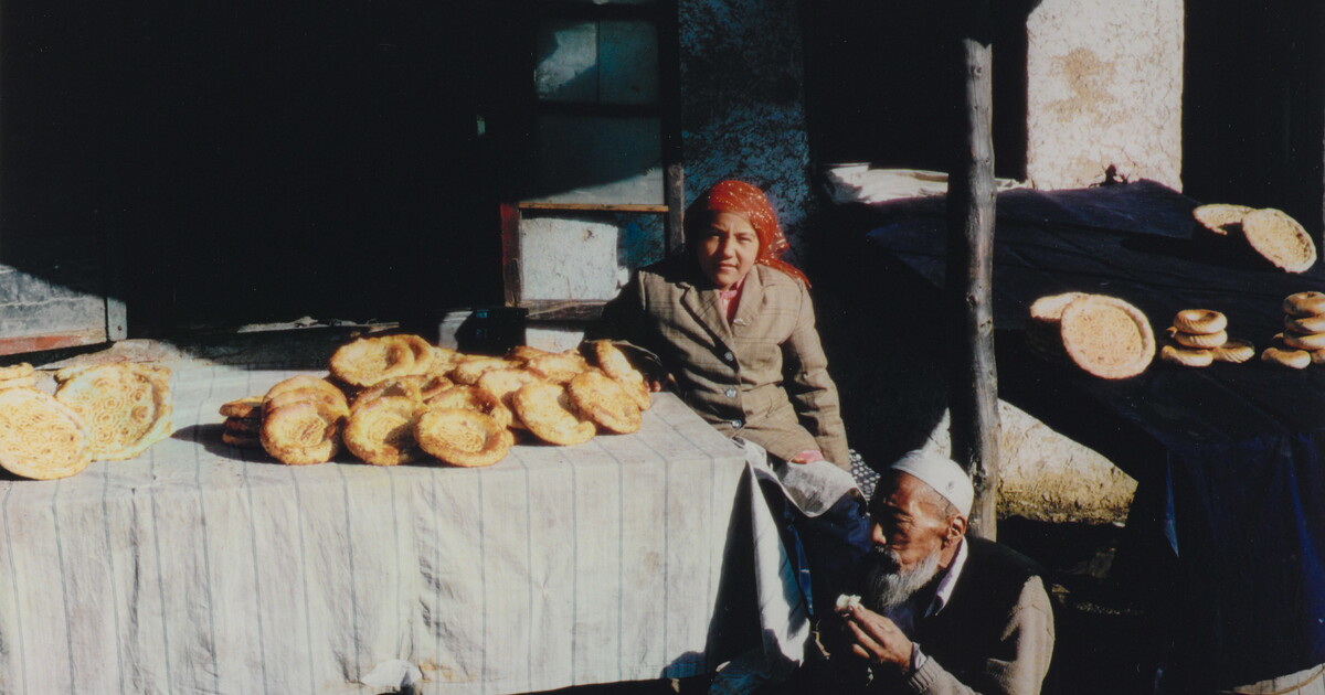 Naan Bread, Urumqi market, Xinjiang, 1981 | Amon Carter Museum of ...