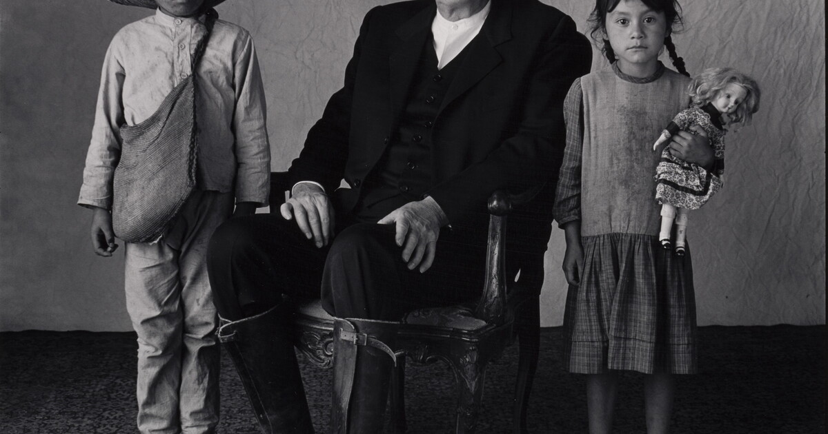 Gregory Peck with two young extras, Old Gringo, Mexico City, Mexico ...
